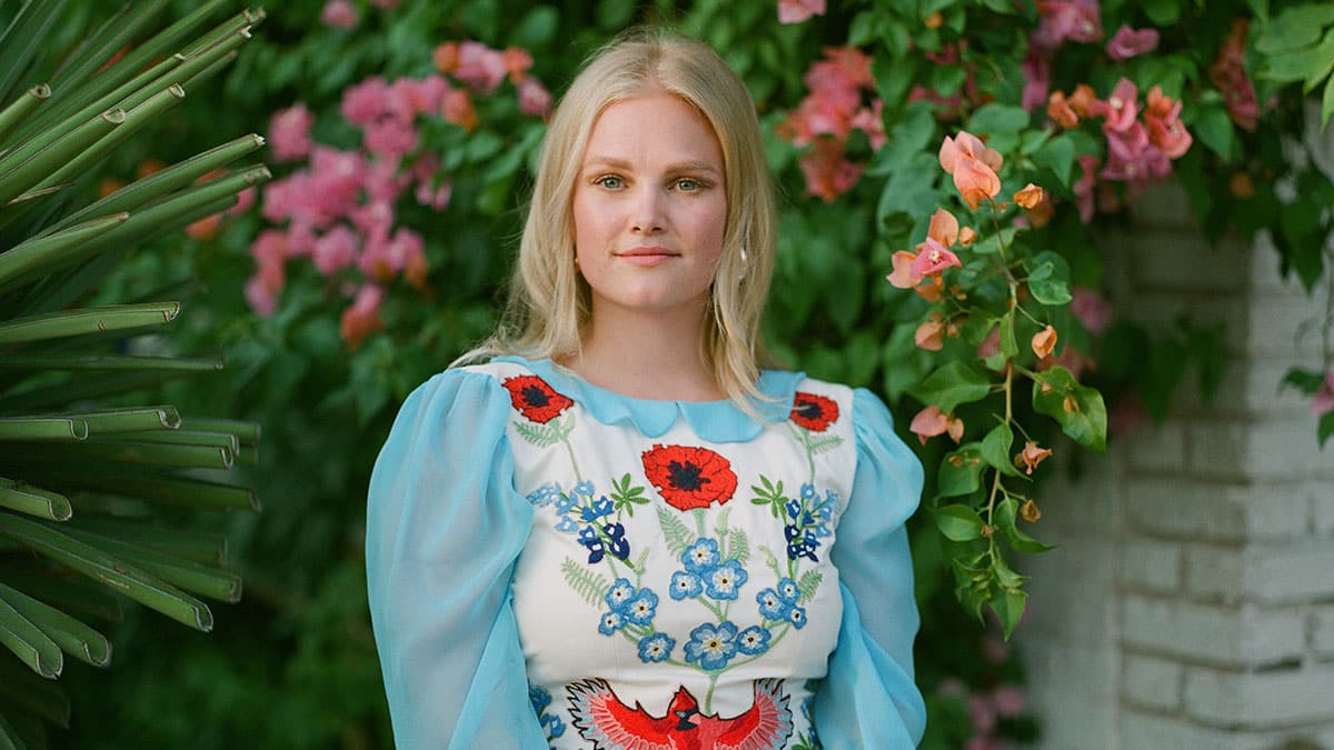 Hailey Whitters debuts piano version of Dream, Girl - Entertainment Focus